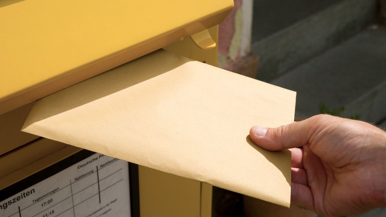 Raccomandata a casa: la sigla che preannuncia una multa