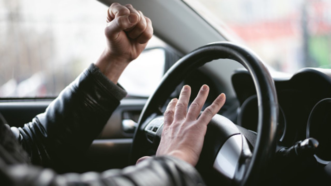 Quando l'uso del clacson può costarti una multa