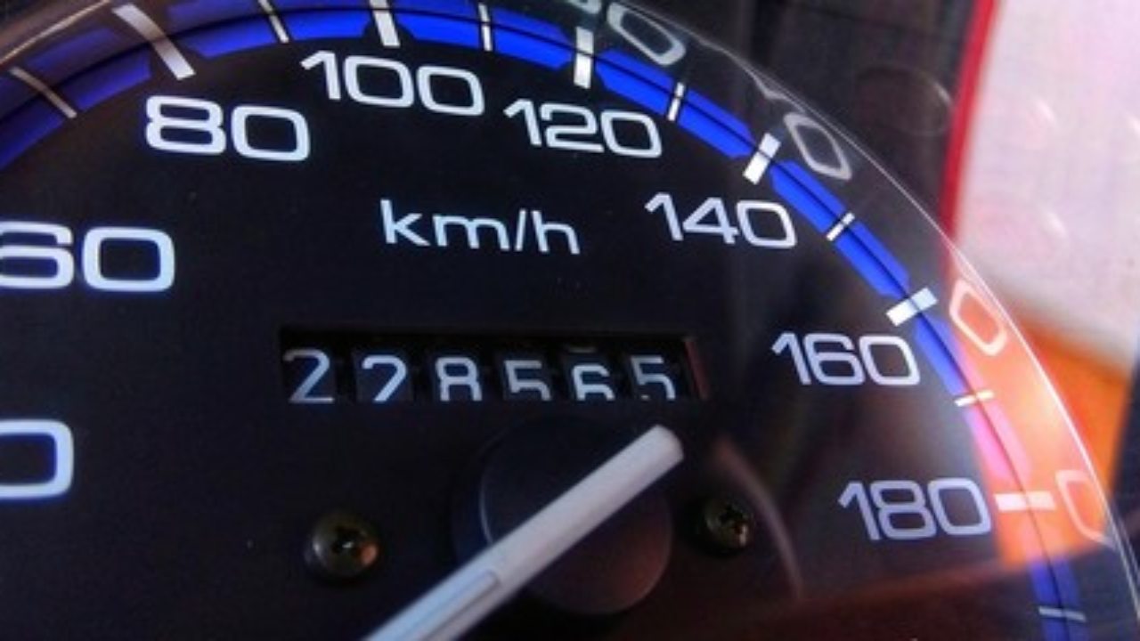 Come scoprire se il contachilometri è manomesso