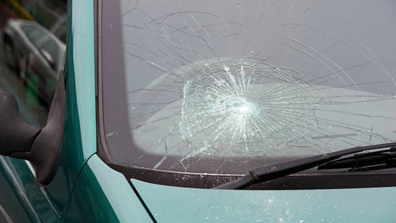 Parabrezza scheggiato | In quali casi si rischia la multa