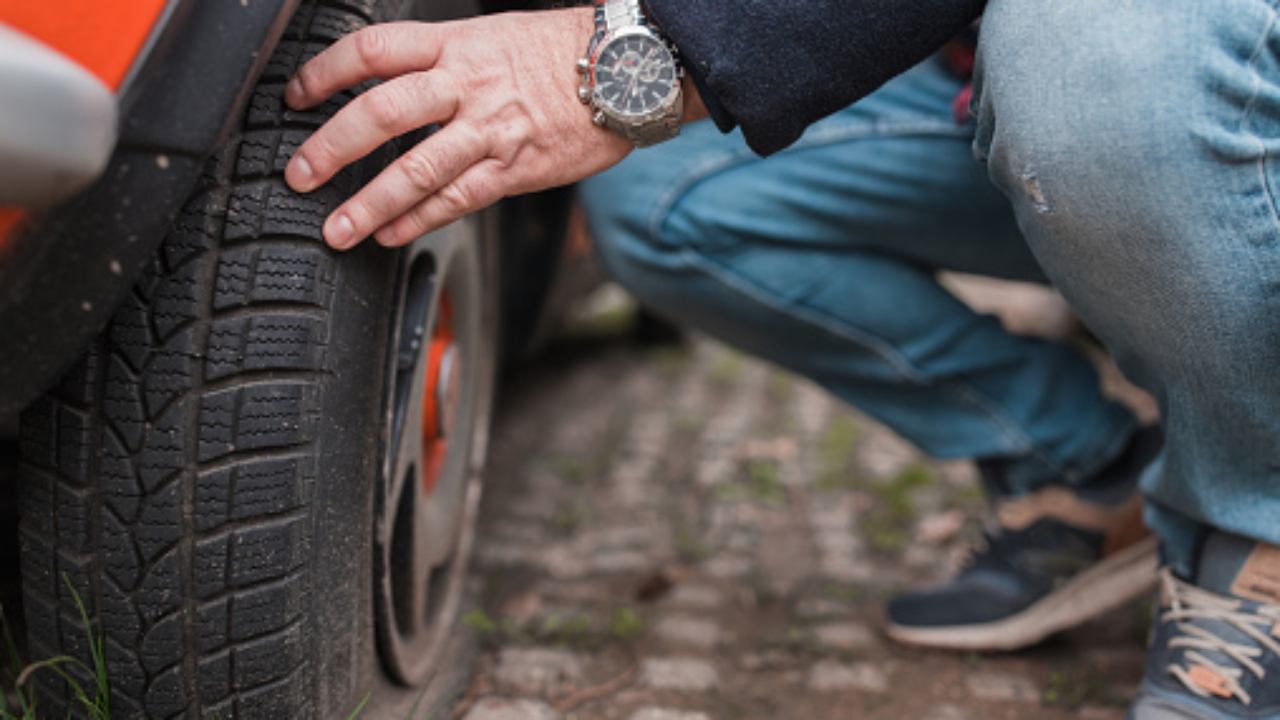 Che danni si arrecano camminando su una ruota bucata