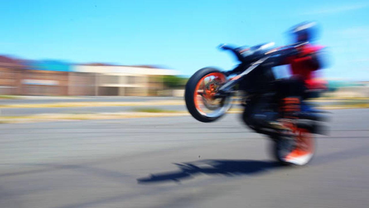 Impennare sulla moto | Rischi questa multa - dcmotori.it